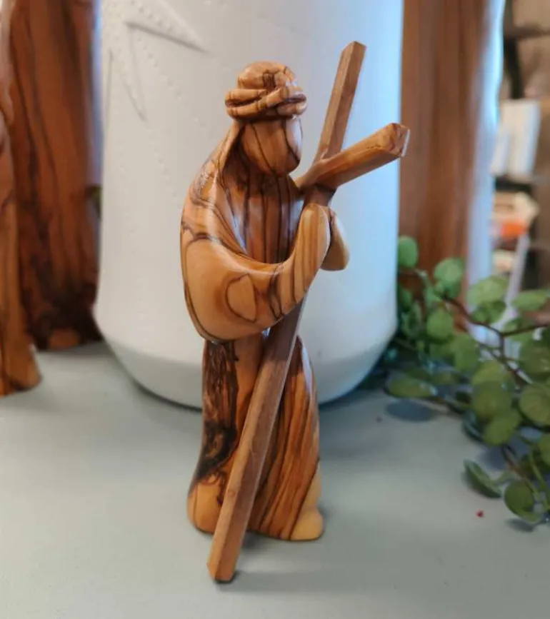 Jesus med korset, Oliventræ, 15 cm - Smagfulde Gaver